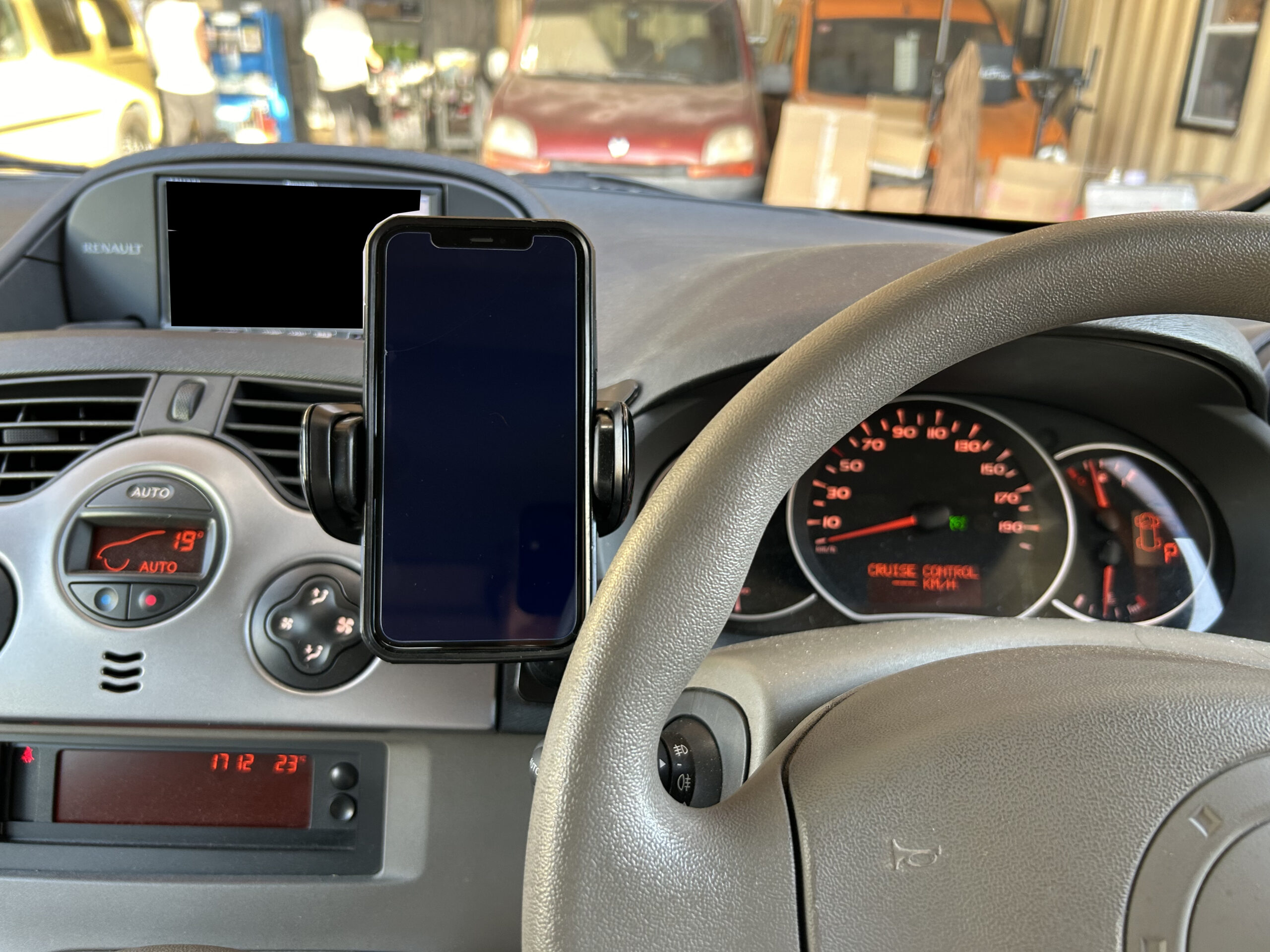 Kangoo II Smartphone Fit Clip | カングー中古車専門店 Fungoo 【公式】